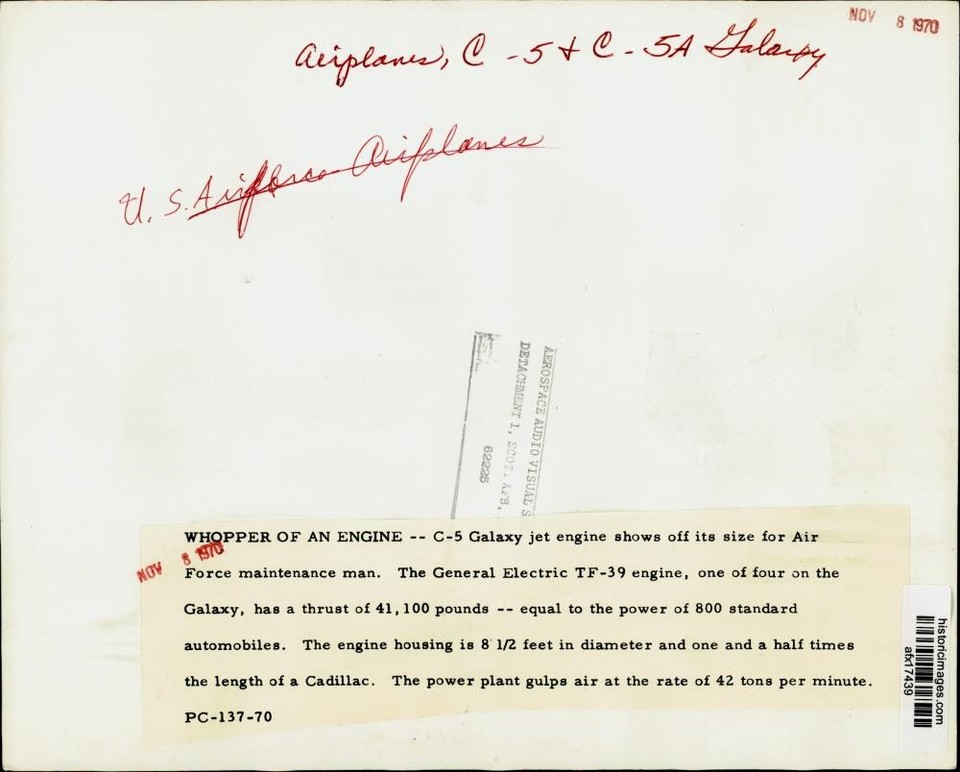 1970 Press Photo Air Force maintenance man and C-5 Galaxy jet engine ...
