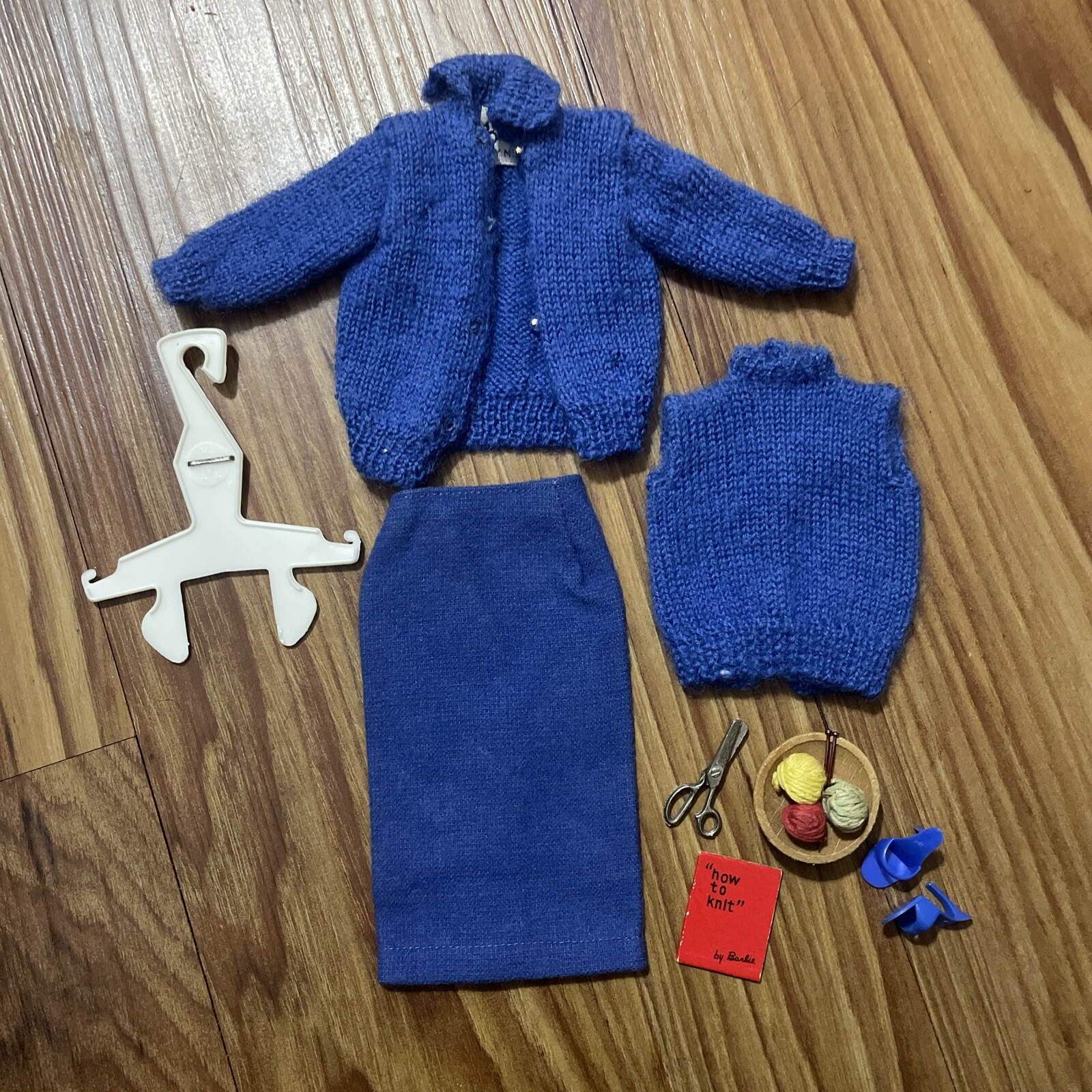 Vintage Blue Knitting Pretty Barbie #957 COMPLETE w/ Scissors | eBay