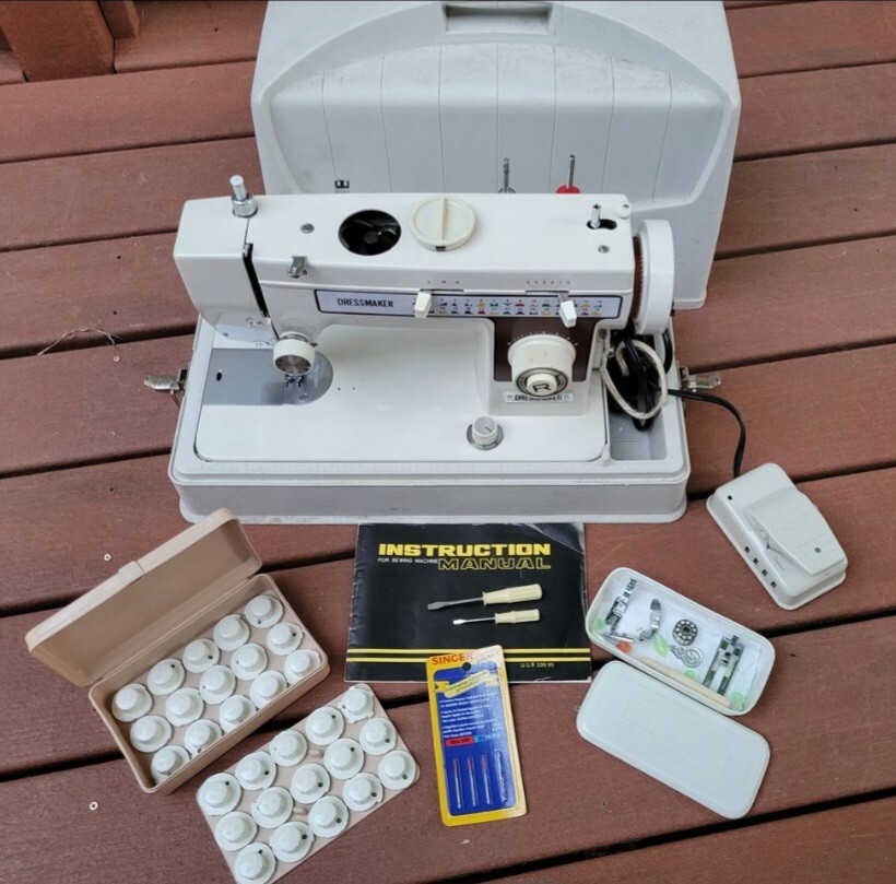Vintage Dressmaker S-2402 Sewing Machine w/Carrying Case Manual ...