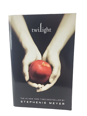 Twilight (The Twilight Saga, Book 1) - Meyer, Stephenie - Paperback ...