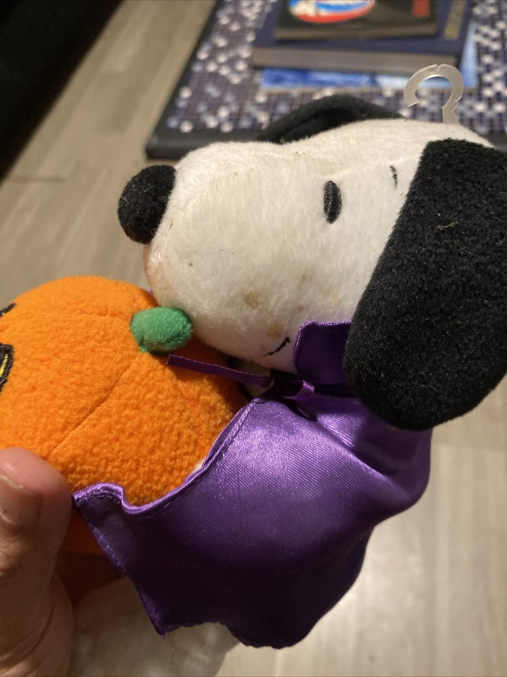 Hallmark’s Peanuts Snoopy w/Pumpkin & Dracula Cape Halloween Stuffed ...