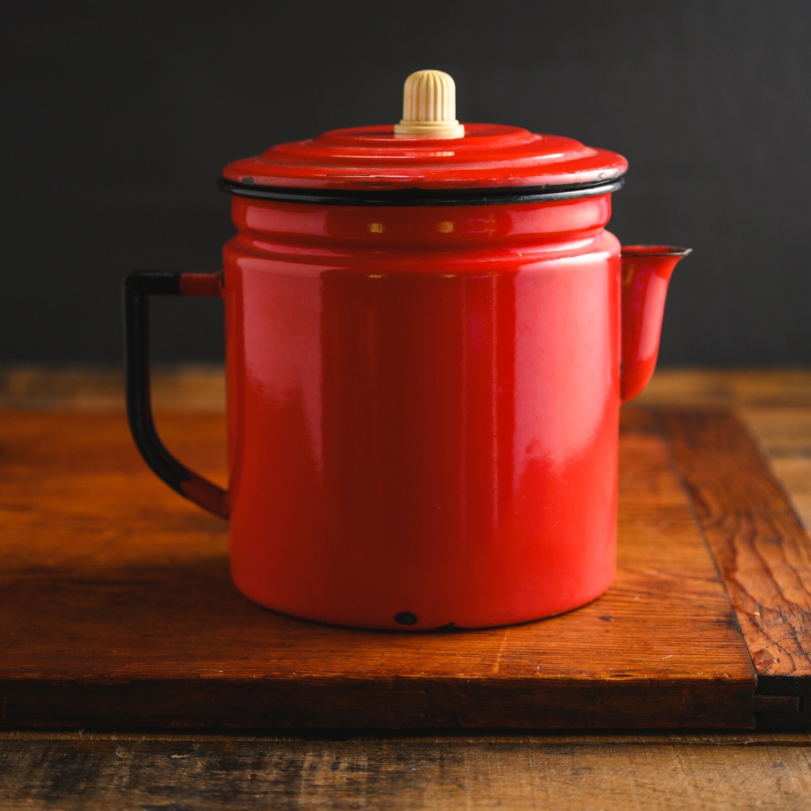 Vintage Red Enamel Coffee Pot with Black Handle and Bakelite Finial 8 ...