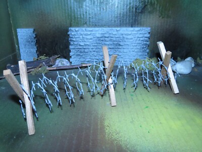 TOY SOLDIER CONCERTINA BARBED WIRE -2 SECTION WITH 3 STANCHIONS FOR ...
