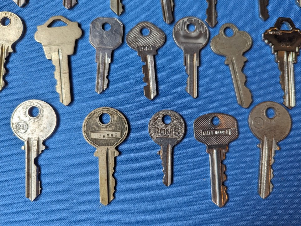 Lot of 40 assorted vintage KEYS Yale Ilco Russwin Keil Basco Sargent ...
