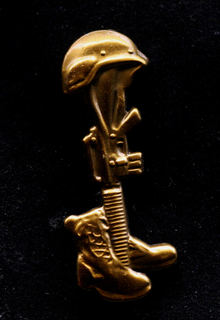 KIA BATTLE CROSS BOOTS M16 MEMORIAL BURIAL HELMET RIFLE BATTLEFIELD HAT ...