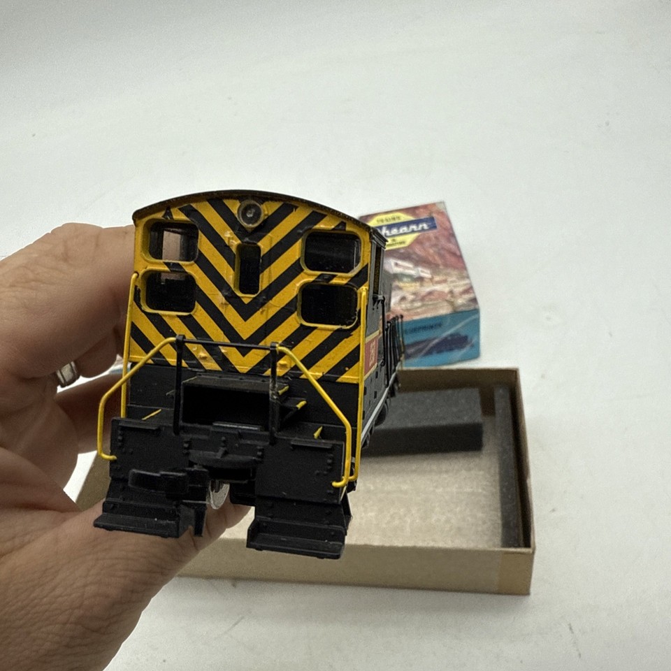 Athearn Ho Scale Iowa Interstate #250 Locomotive HO Scale Train Engine ...