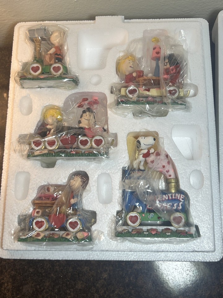 Danbury Mint Peanuts Valentine Express Train Set of 5 Snoopy Charlie ...