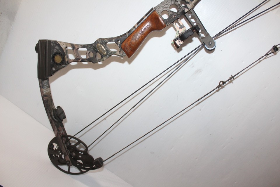 Mathews Solo Cam Outback Compound Camo Bow RH 28" 70lb w/ Extras FREE ...