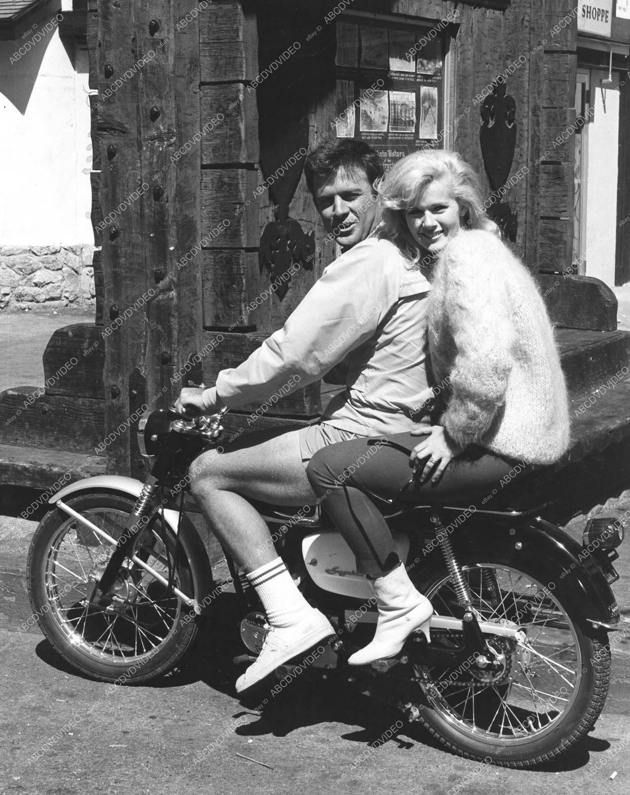 8b20-17946 James Stacy Connie Stevens go for a motorcycle ride 8b20 ...