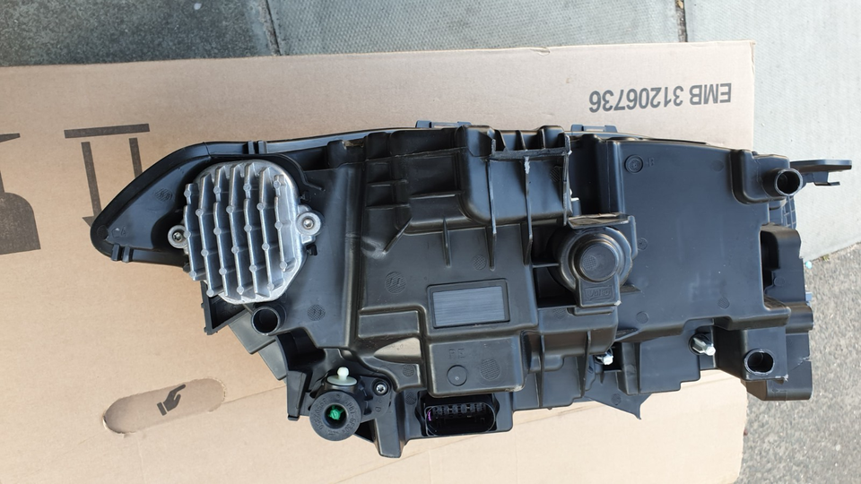 VOLVO XC90 2024 GENUINE PASSENGER SIDE LED HEADLIGHT 32420456 / AN1JE ...