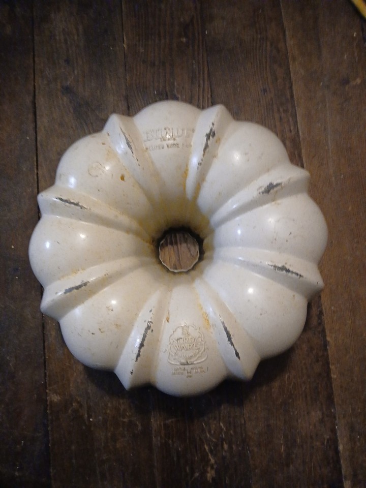 Bundt Cake Pan NordicWare 10” Fluted Tube USA Almond Color Non-Stick ...