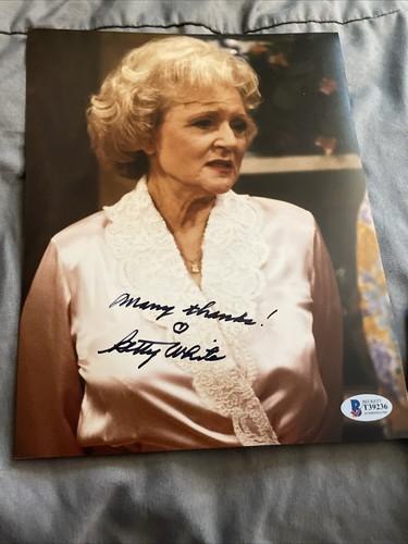 BETTY WHITE Signed 8x10 PHOTO Beckett Authenticated (BAS) Legendary ...
