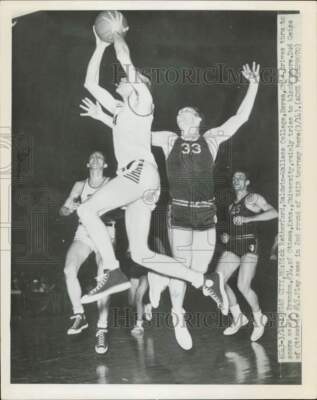 1951 Press Photo Jim Brandon tries to block Dick Retherford's shot in ...
