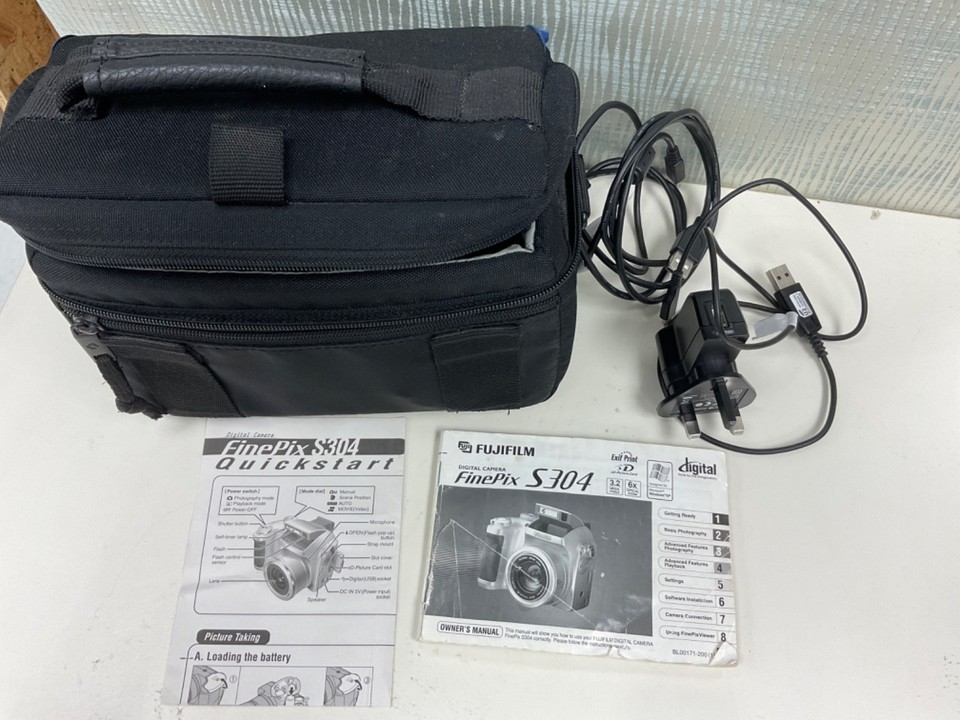 * Fujifilm S304 Finepix Digital Camera 6x Optical zoom 3.2 MP + Case ...