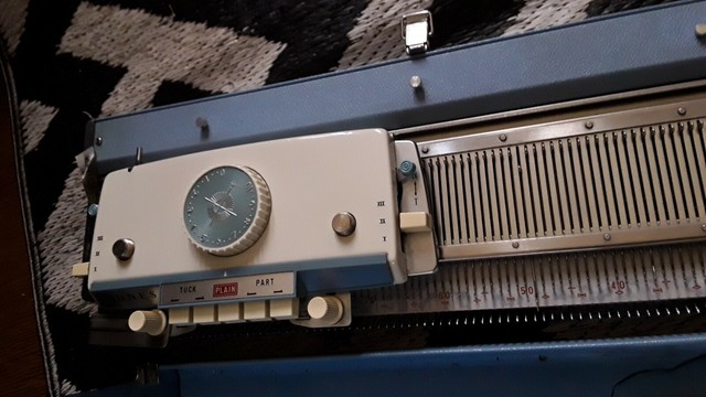 Jones Kh-588 Knitting Machine With Instruction Book and Wool for sale ...