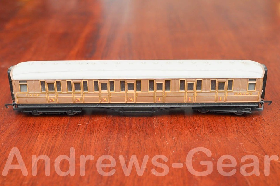 Hornby Railways LNER Teak Composite Coach OO Gauge x3 | eBay