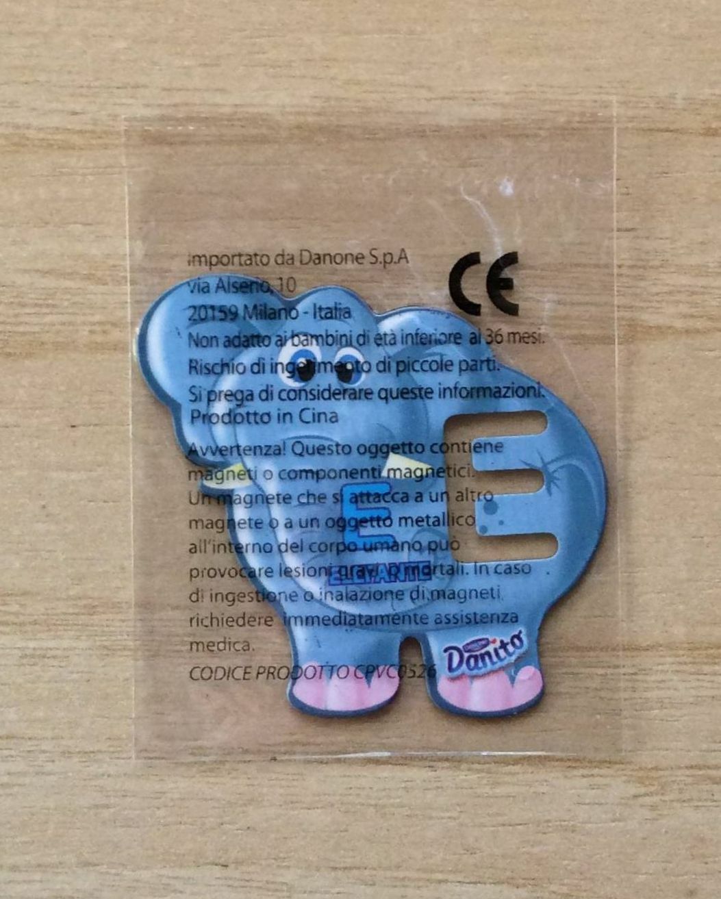 SORPRESINA DANITO - DANONE - PICCOLA CALAMITA ALFABETIERE "E" ELEFANTE ...