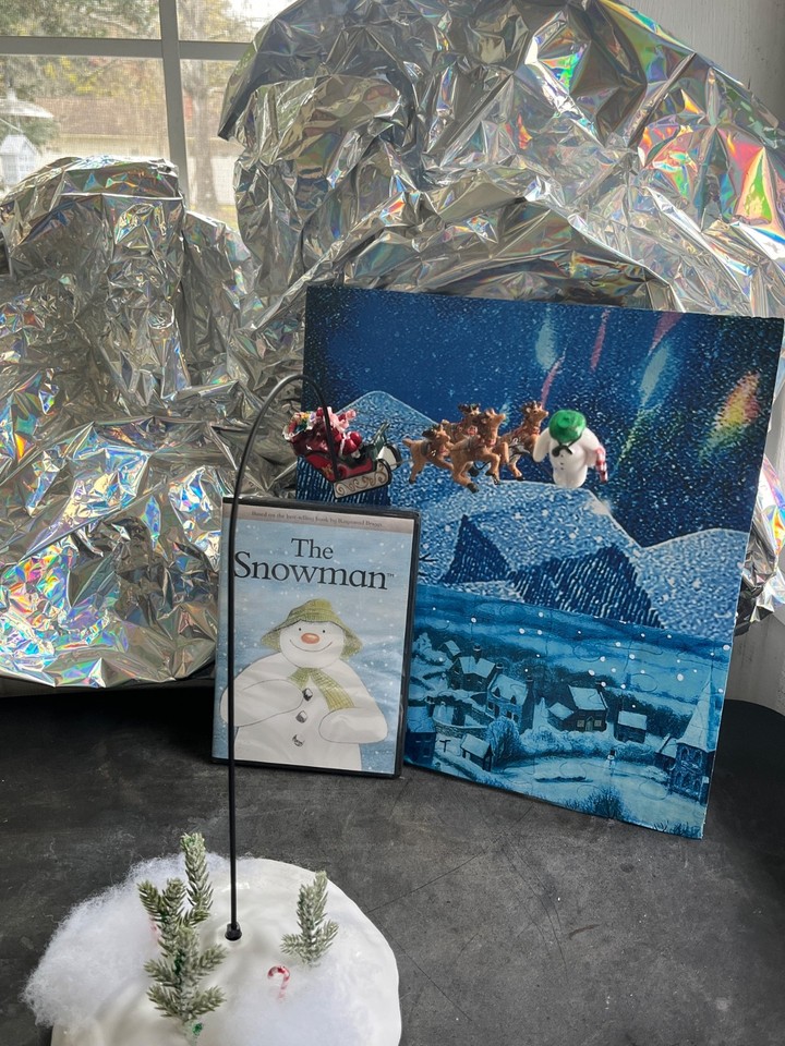 RAYMOND BRIGGS THE SNOWMAN CUSTOM FLYING movin ROUND AND SANTA rudolf ...