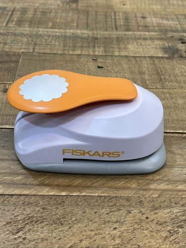 Fiskars PRETTY SCALLOPS Lever Paper Punch 3XL 3” circle 20335041660| eBay