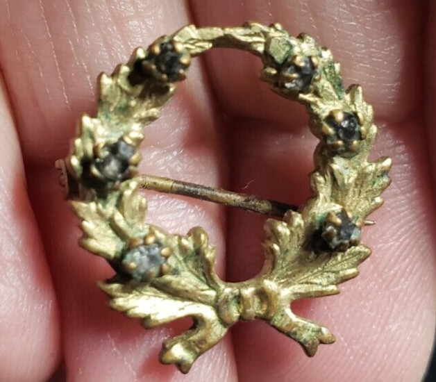 Gold Toned Metal Victorian Wreath Pin Brooch Movie TV… - Gem