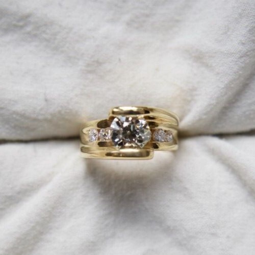 Beautiful 18KT Gold Diamond Ring - Size 5 - Gem