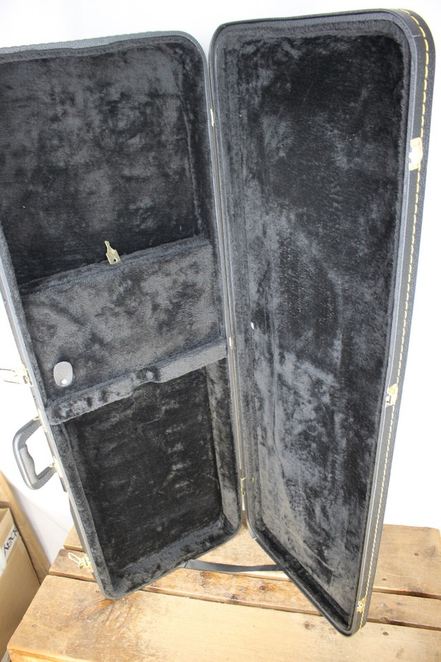 Musician's Gear Deluxe Electric Guitar Case - Black *Dinged Edge* # ...