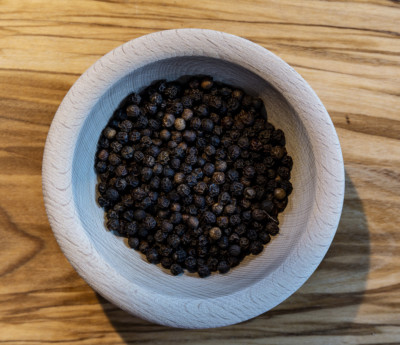 250g Malabar Bergpfeffer schwarz ganz geräuchert Pfeffer Gourmet Serie ...