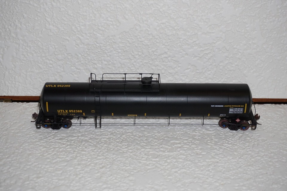 Athearn Genesis HO Scale 33k Gallon LP Tank Car UTLX 952389 | eBay