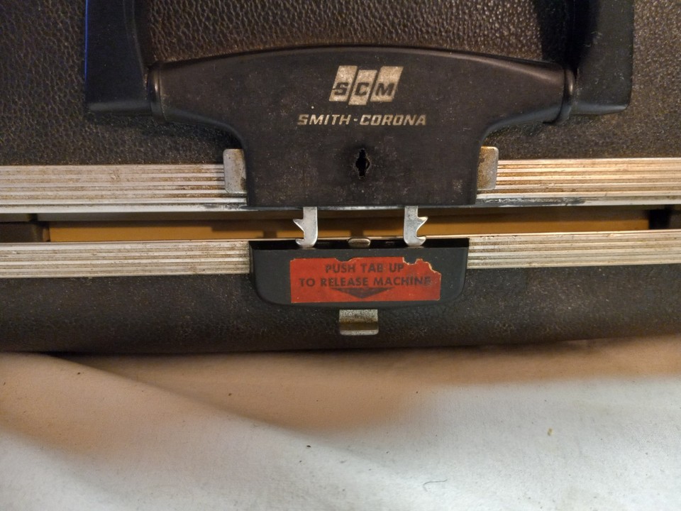 1960's Smith Corona Classic 12 Portable Manual Typewriter w/Case ...