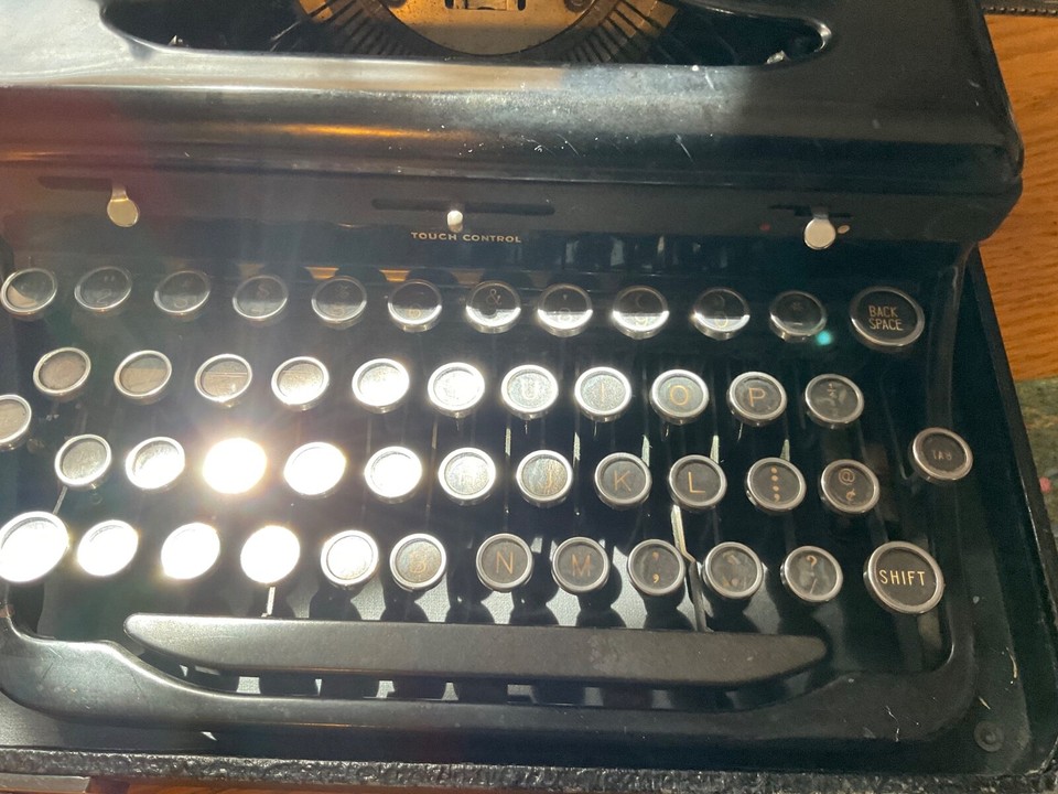 1930s ROYAL Touch Control Deluxe Typewriter works as intended with case ...