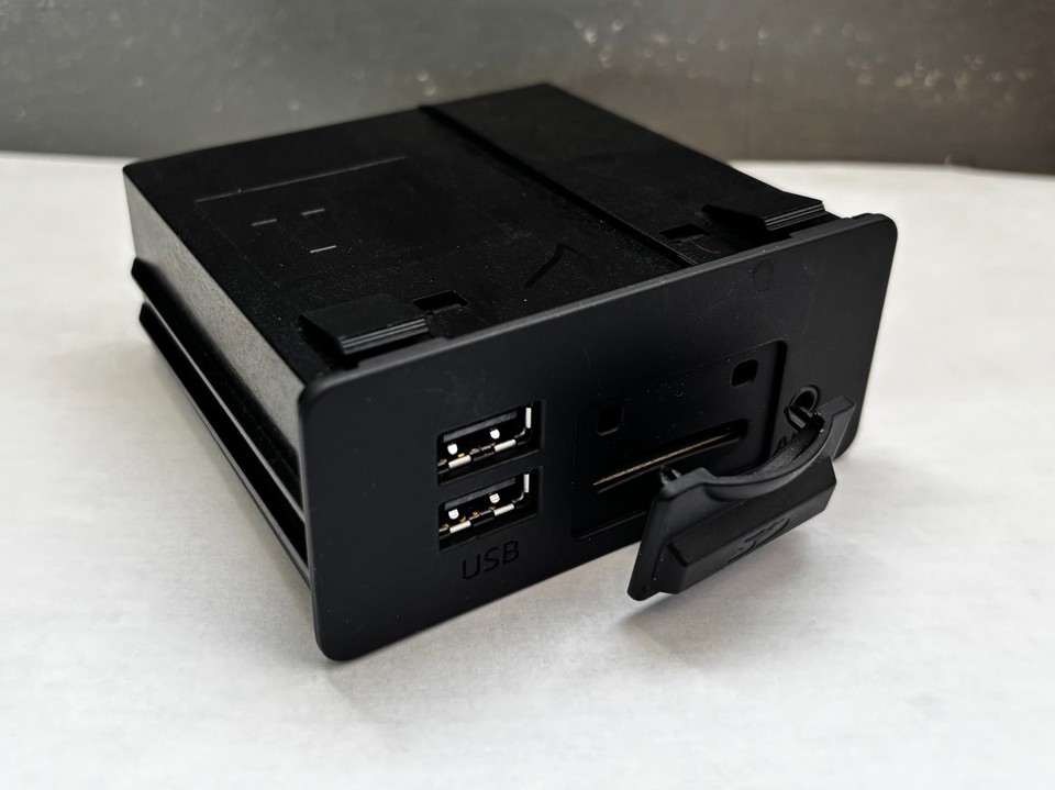 OEM Mazda 3 2014-2018 USB Port USB/AUX/SD Genuine BHP1-669U0 MD4103/46 ...