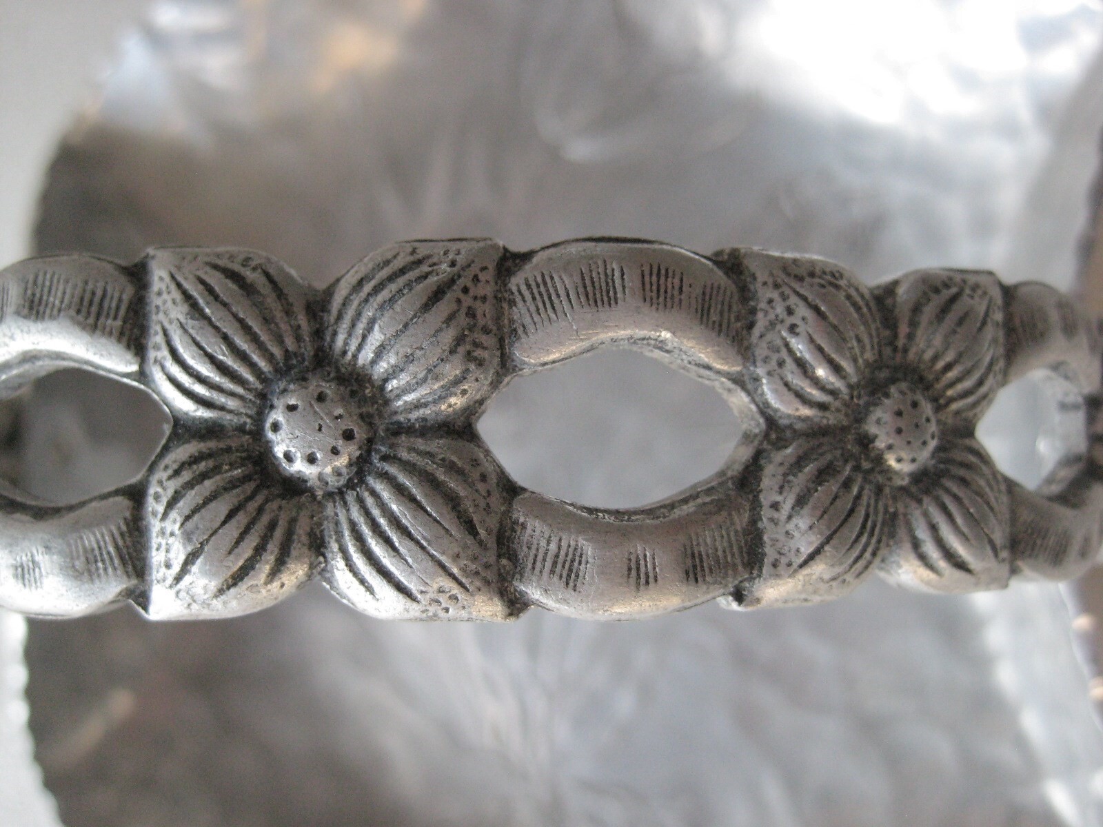 1950s RODNEY KENT Hammered Aluminum Basket Scalloped Edge Floral Design ...