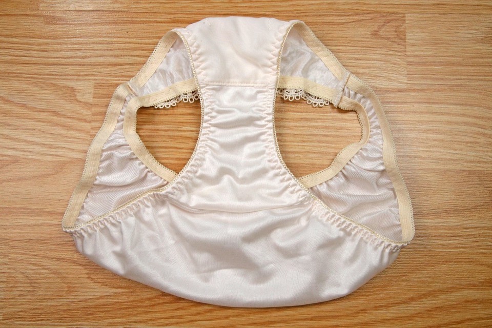 VINTAGE JAPANESE NYLON SHINY SLIPPERY PRETTY CUTE CREAM PANTY SIZE ...
