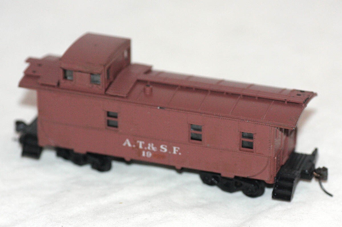 Athearn HO Scale ATSF Cupola caboose #19?? | eBay