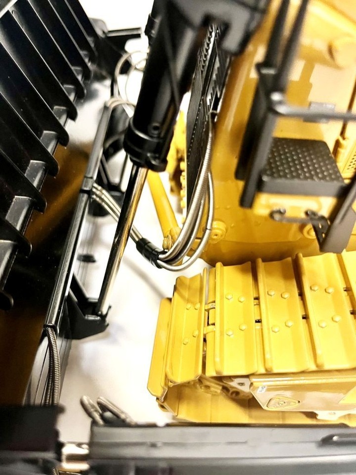 CCM 1:24 Cat D11 Coal Blade 1/24 Die-cast | eBay