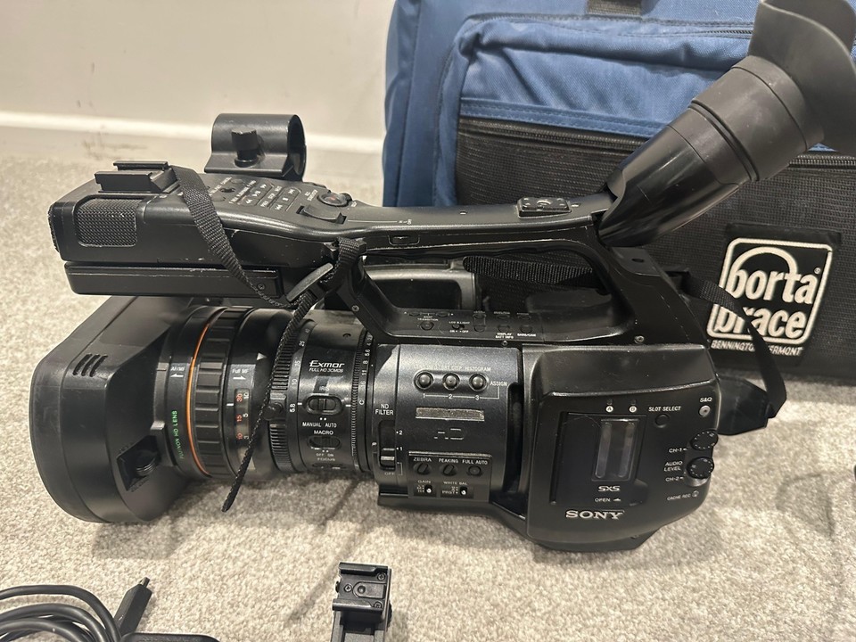 Sony PMW-EX1R Camera / 3x 16gb SxS cards / Porta Brace bag / Charger ...