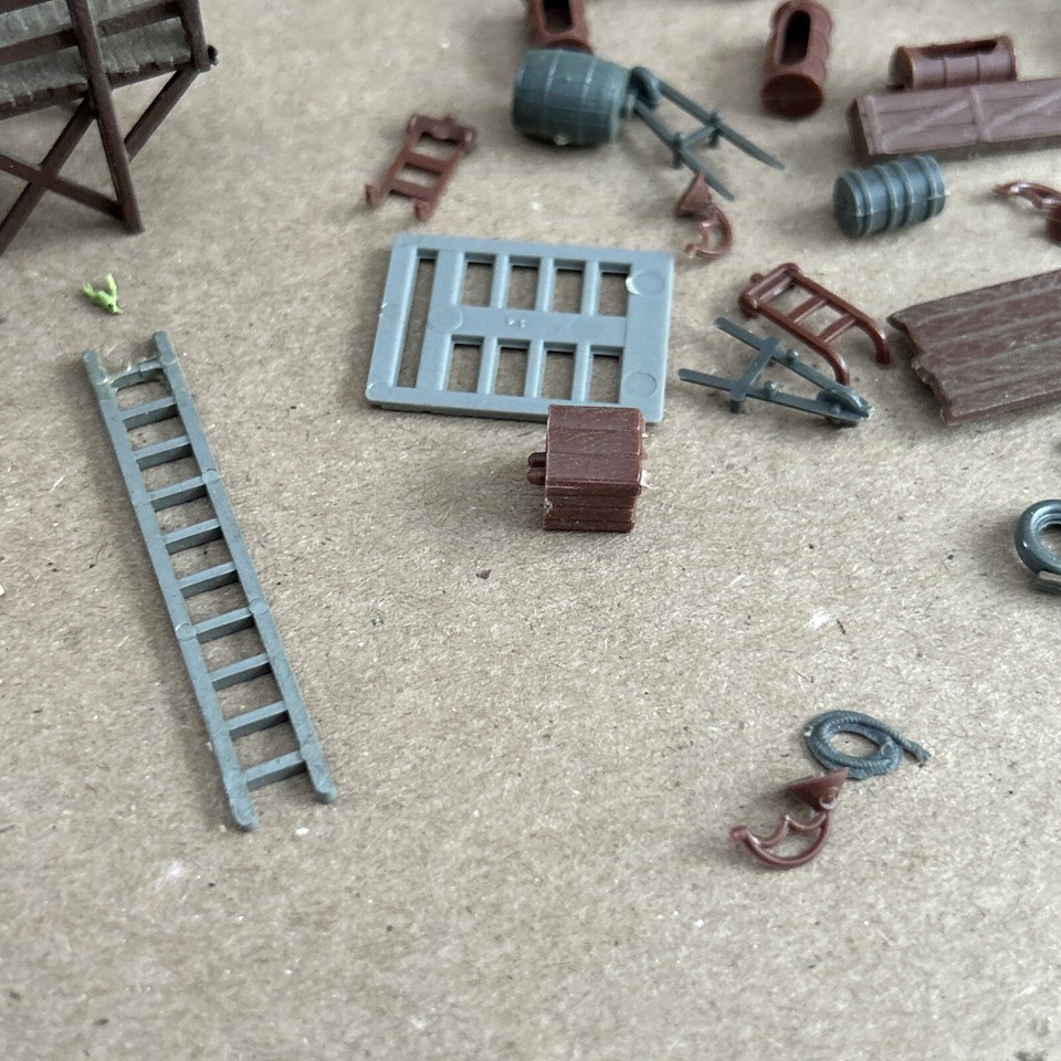 Vintage Revell Model RR HO Scale Cattle Ramps Lounge Area Detial Parts ...