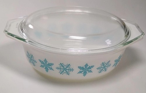 Blue Snowflake Pyrex Casserole Dish on White w glass lid oval 1.5 Quart ...