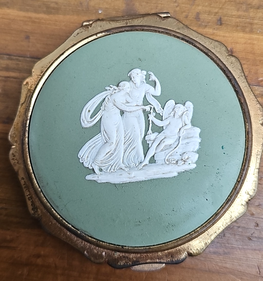 VINTAGE STRATTON WEDGWOOD GREEN CAMEO JASPERWARE COSMETIC COMPACT | eBay UK