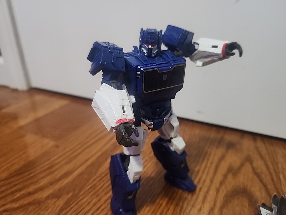 Studio Series Soundwave (With Instruction Manual And Ravege Transformer ...