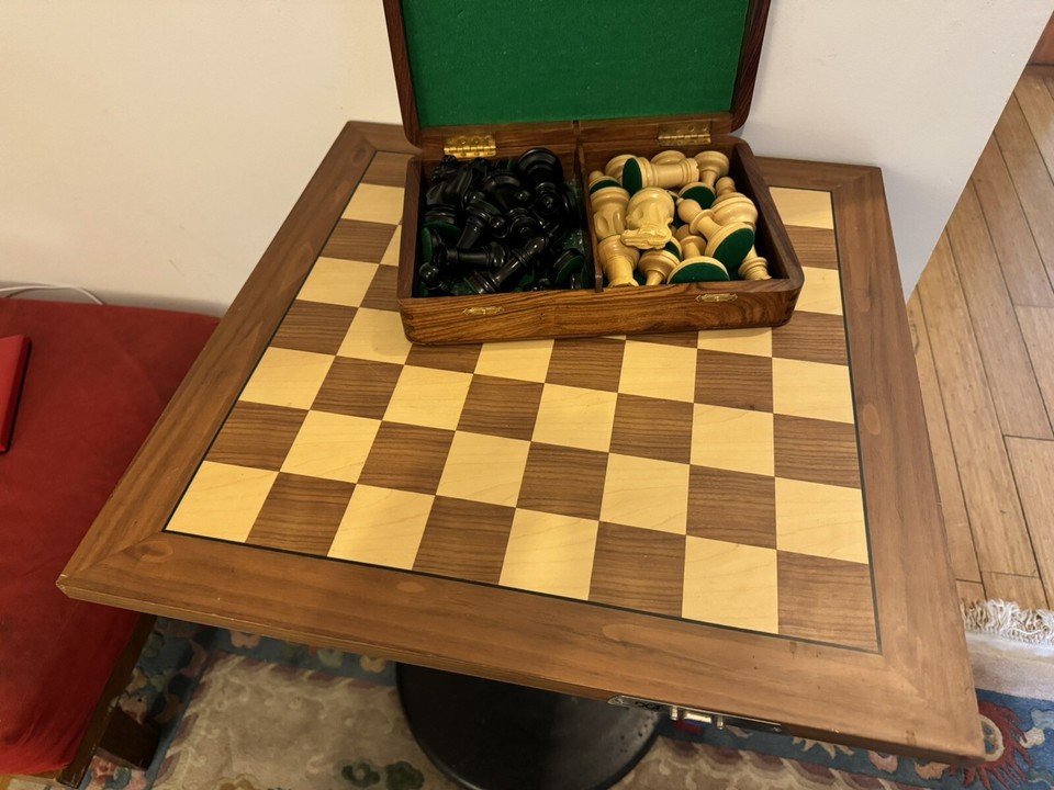 DGT Walnut E Board w/Ebony-Boxwood Pieces (in decorative wooden box ...