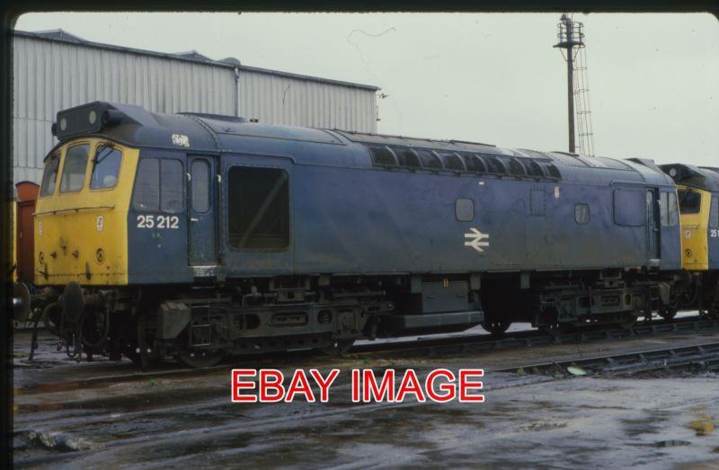 ORIGINAL 35mm SLIDE CLASS 25 LOCO NO 25212 AT SPRINGS BRANCH (WIGAN) 6/ ...