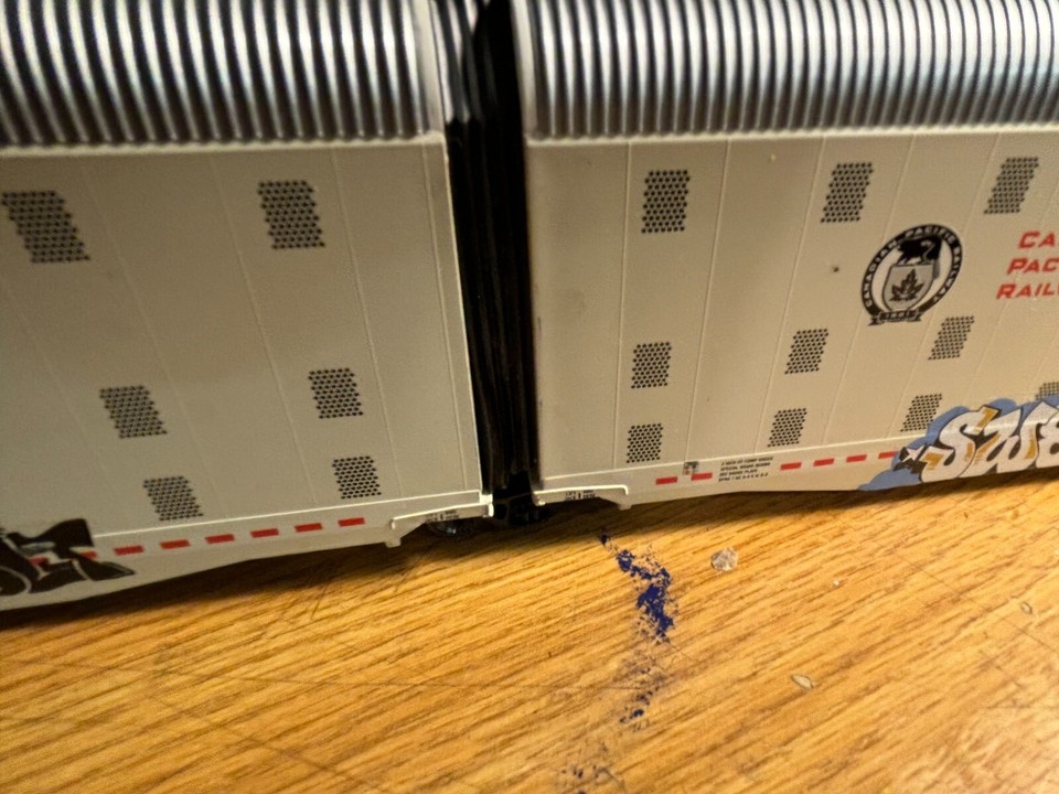 Two HO Athearn CP 2 auto racks w/ nice Graffia W/ kd, NO STEPS or ...