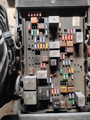 10 - 13 Chevy Silverado GMC Sierra Fuse Box Relay Junction Block ...