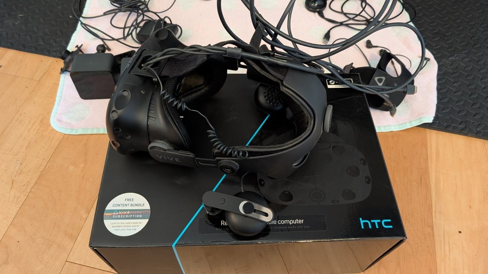 HTC Vive VR System - Headset, Base Stations, Controllers 821793051747 ...