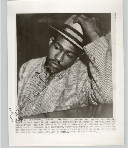 US Heavyweight Boxer CLARENCE HENRY in NEW YORK CITY 1954 Press Photo ...