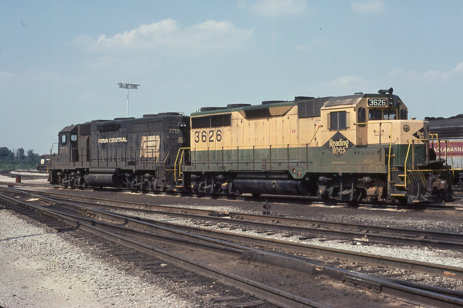 READING GP35 3626 & PC GP38 7719 IN 1976 ORIGINAL SLIDE | eBay