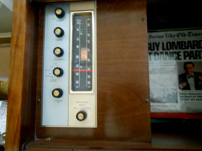 Vintage stereo, with AM/FM Radio & Storage, Floor Model, Walnut wood ...