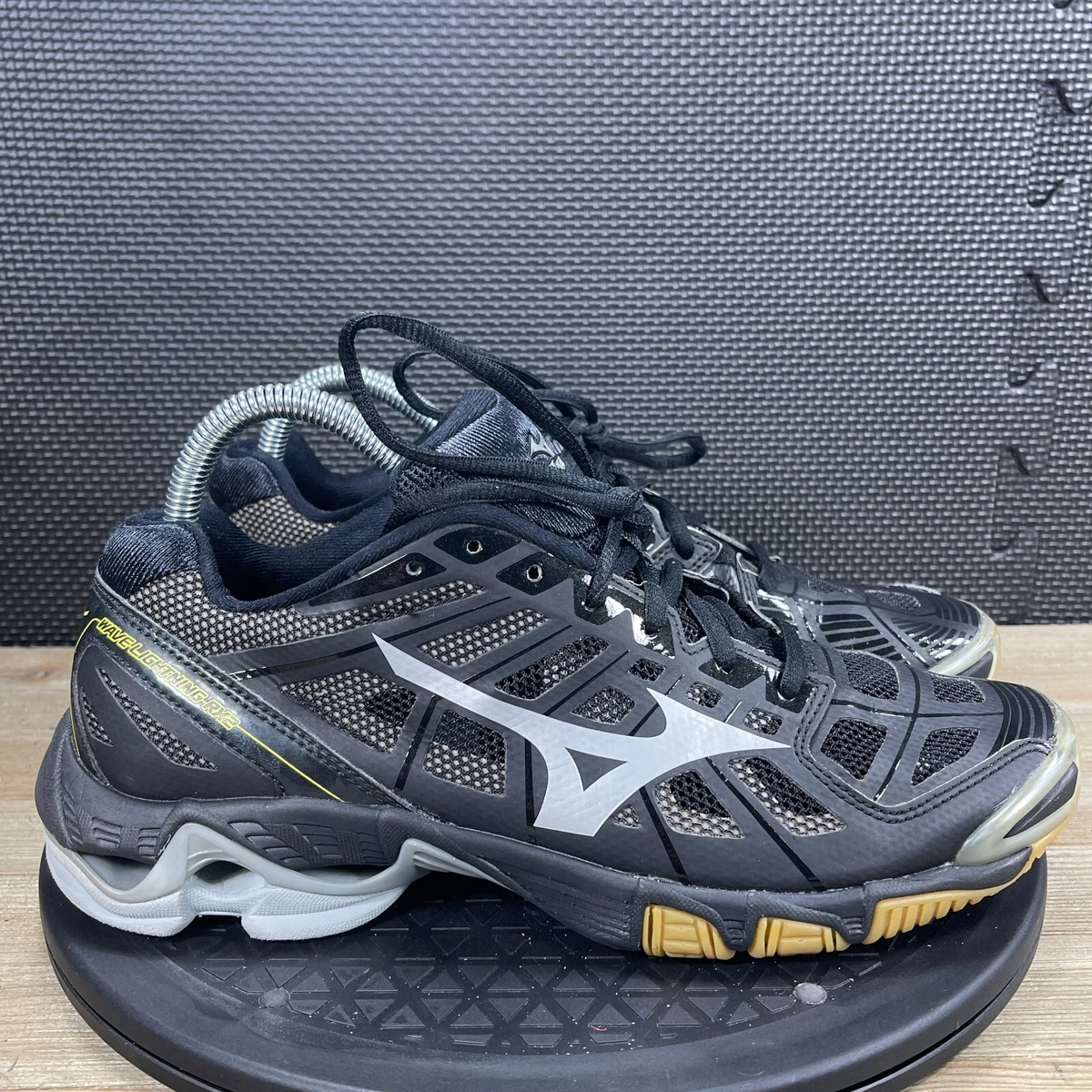 Pink Mizuno Wave Lightning Rx2