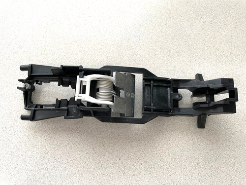 04-10 MERCEDES-BENZ CLS500 C219 ~ LEFT FRONT DOOR HANDLE BRACKET ...